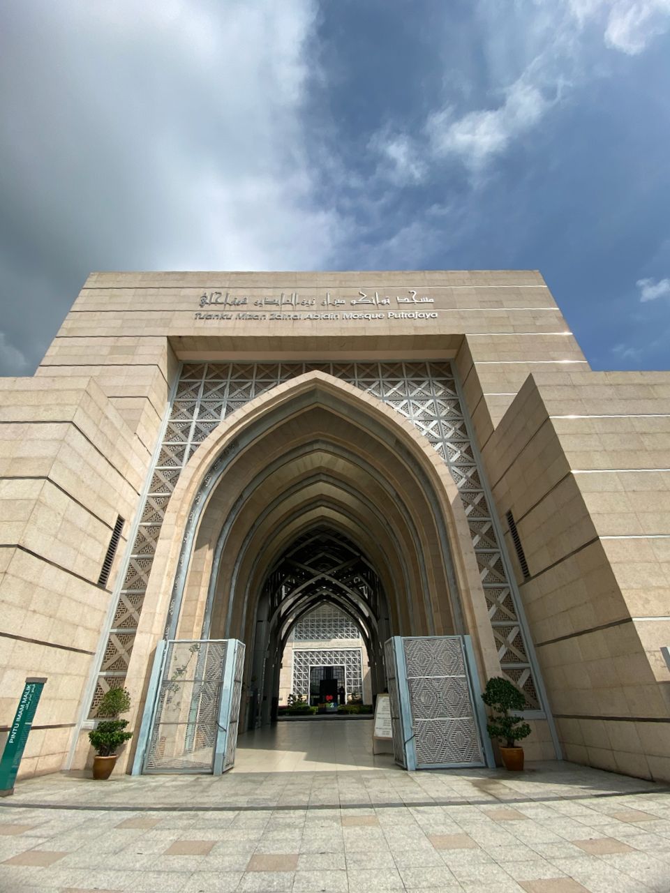 A Haven of Soaring Solace: The Majestic Iron Mosque of Putrajaya – TamuAsia